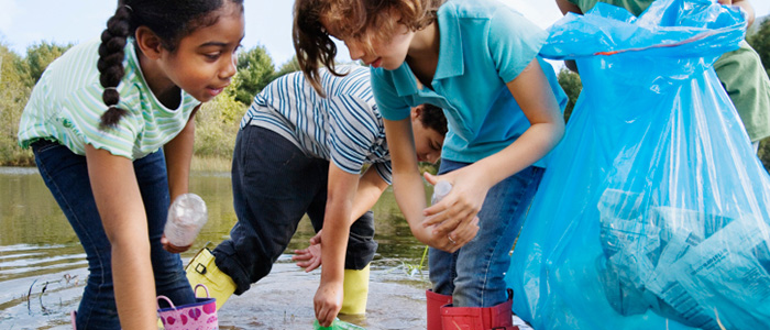 Z-kids-cleaning-lake - Chute Gerdeman